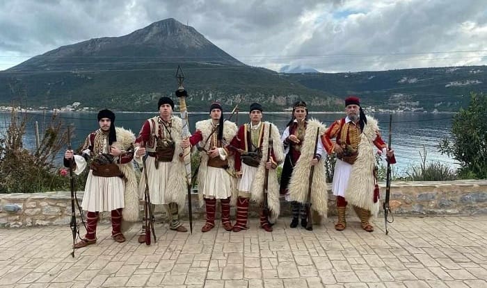 Οι Σουλιώτες τιμούν τους Μανιάτες! - EpirusPost