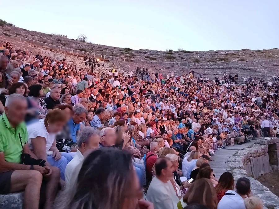Το αδιαχώρητο για τον Σταύρο Ξαρχάκο στο αρχαίο θέατρο της Δωδώνης ...
