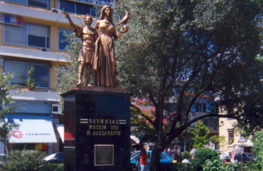 Που βρίσκεται το άγαλμα της Ολυμπιάδας… - EpirusPost