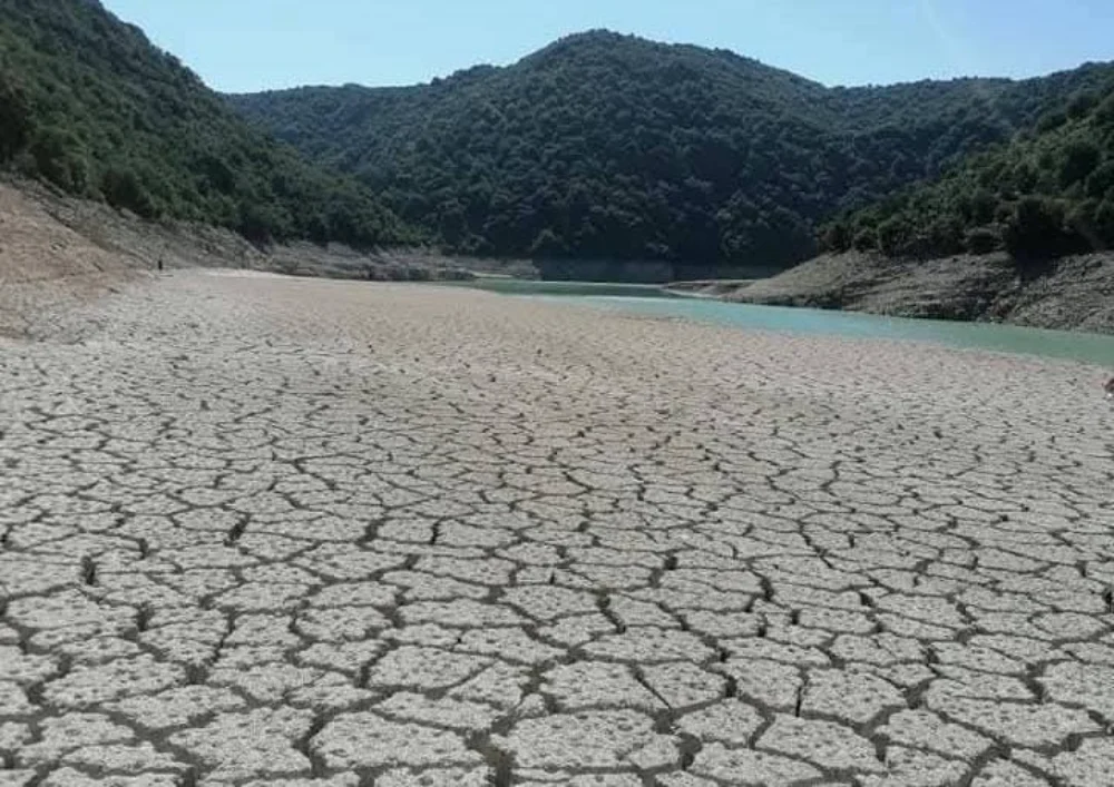 Η ξηρασία χτυπά τα ποτάμια.. Αποκαρδιωτικές εικόνες σε Αχελώο και ...