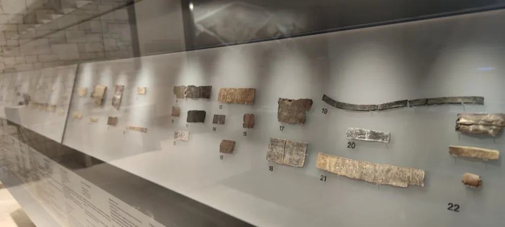 Νέοι καλλιτέχνες «συνομιλούν» με τα χρηστήρια ελάσματα της Δωδώνης στο ...