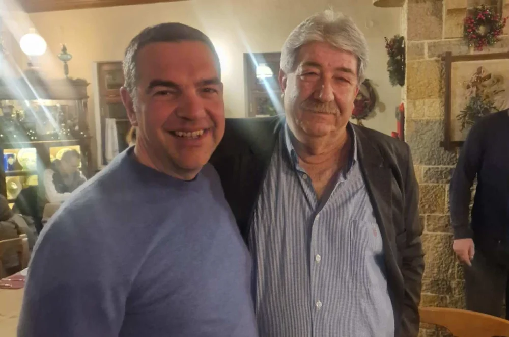 Η θερμή συνάντηση του Αλέξη Τσίπρα με τον Γιώργο Σουκουβέλο στο Ζαγόρι ...