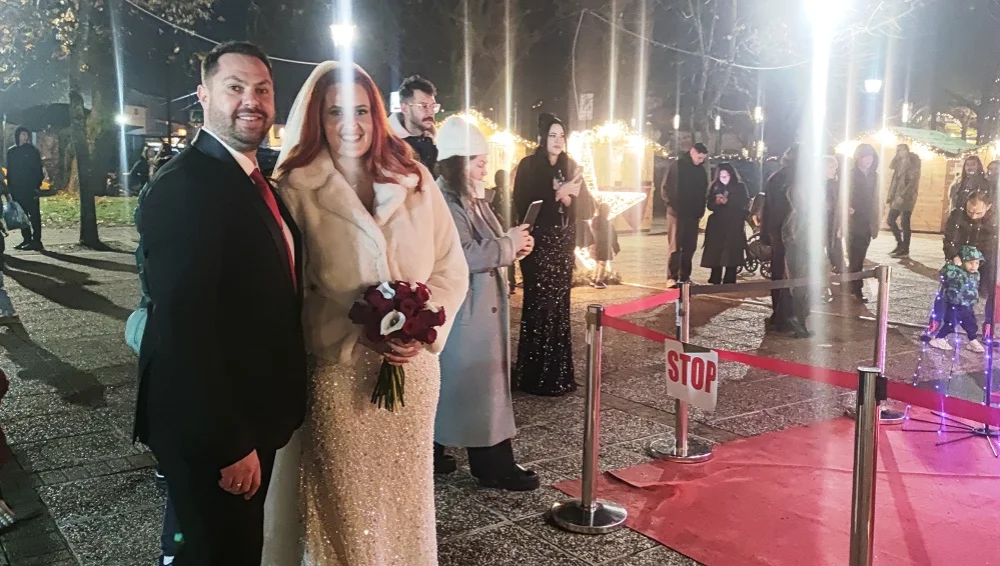 Νεόνυμφοι κλέβουν τις εντυπώσεις στην Πλατεία Μαβίλη - EpirusPost