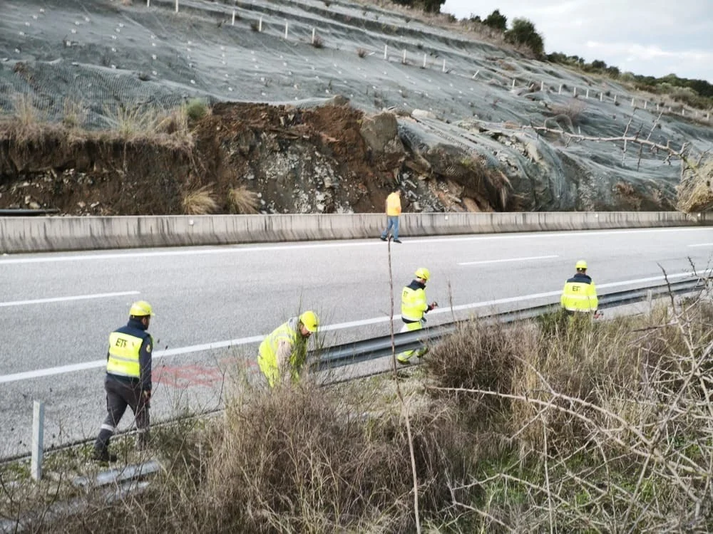 Ιόνια Οδός: Ξεκίνησαν οι παρεμβάσεις στο σημείο της κατολίσθησης ...